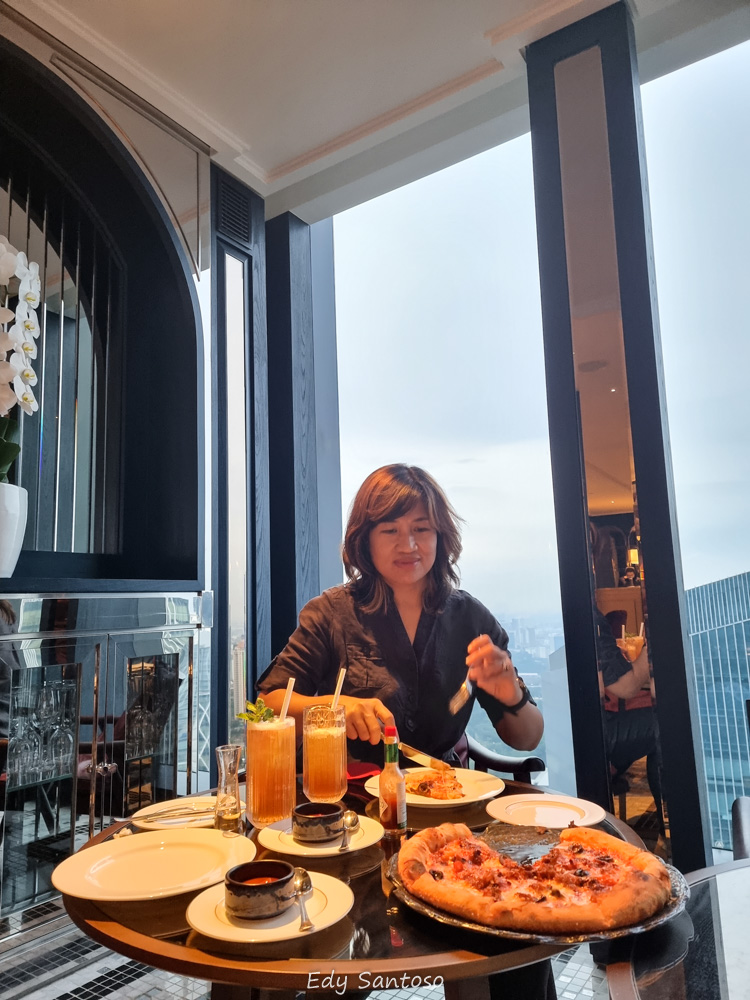 3 RESTO YANG COCOK UNTUK MENIKMATI SENJA DI KETINGGIAN IBU KOTA